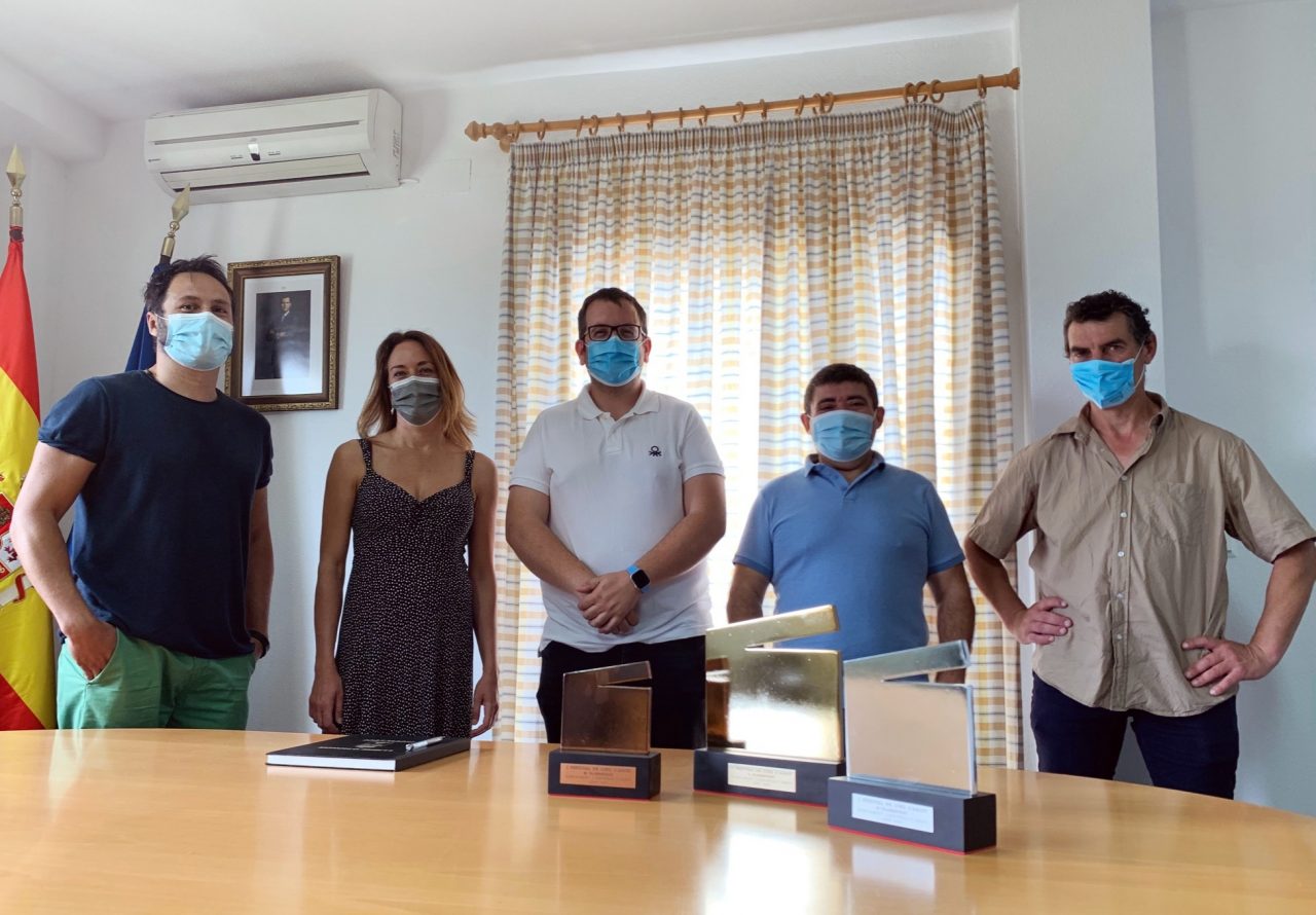 El jurado del Festival de Cine L'Abdet firma el libro de Honor del ...